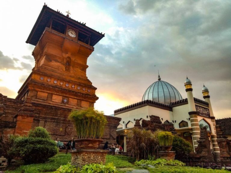 7 Masjid Tertua di Indonesia yang Menyimpan Sejarah Peradaban Islam